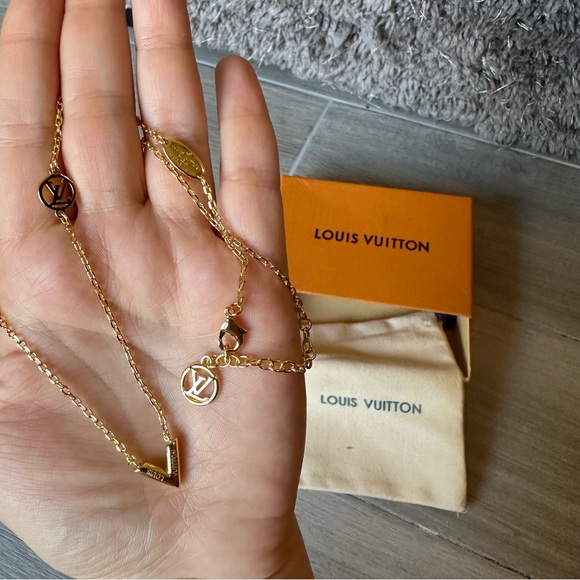 Louis Vuitton | Jewelry | Louis Vuitton Gold Essential V Necklace ...